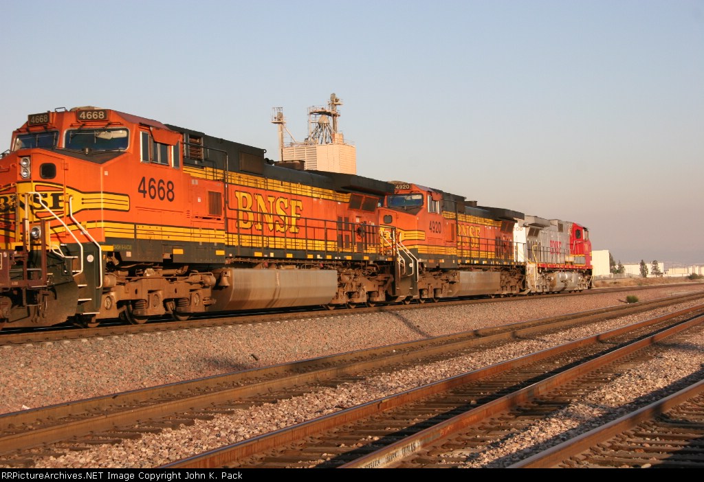 BNSF 4668